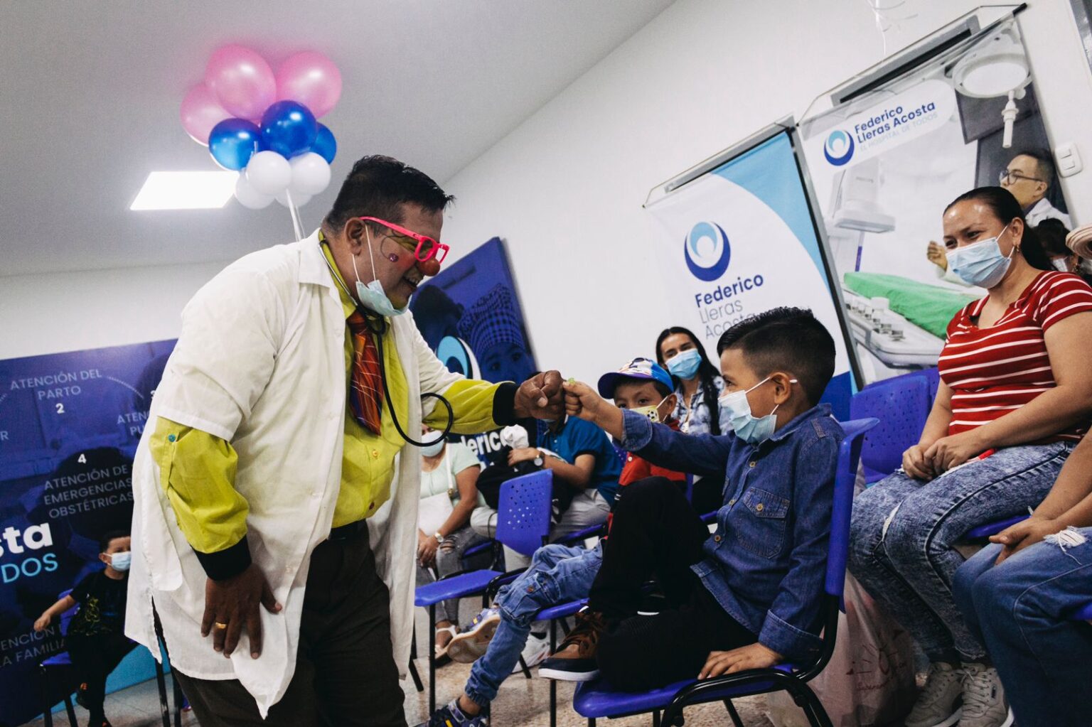 Emmanuel Felipe, vencedor del cáncer infantil, hace sonar la campana en ...