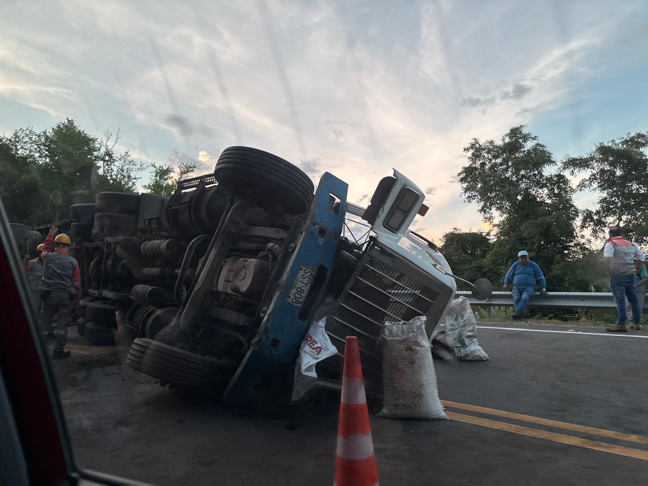 Tractocamión sufrió volcamiento lateral en sentido Venadillo- Lérida ...