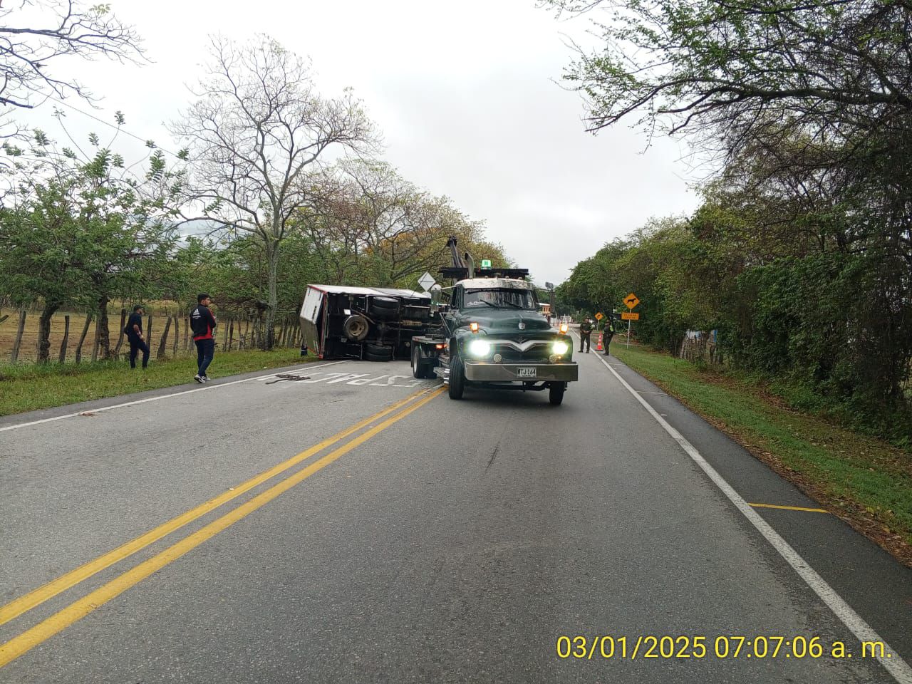 Accidente: Camión sufre volcamiento lateral en vía Alvarado- Ibagué ...