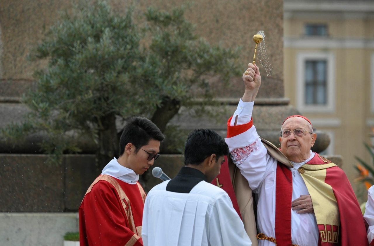 Visita sorpresa del Papa en la Plaza: "Feliz Domingo de Ramos y Feliz ...