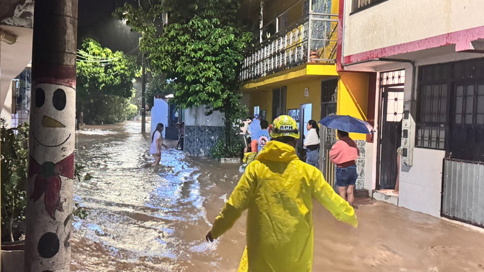 Fuerte creciente de la quebrada La Melgar causa inundaciones en barrios ...